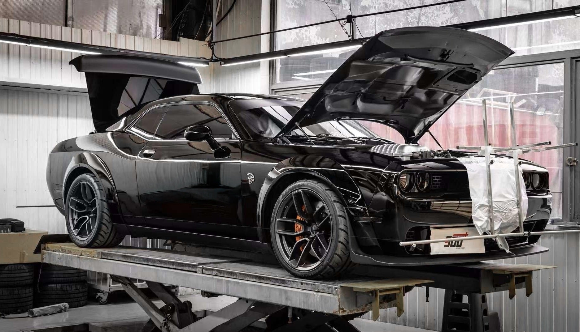 Dodge Challenger SRT Hellcat on Landsail Apex King AK01 – BG Marketing