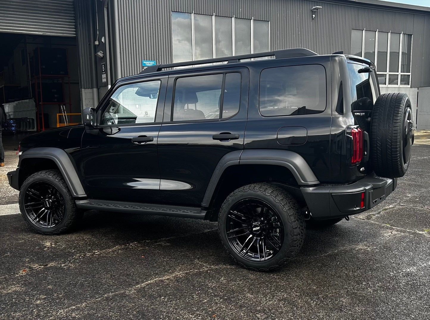 GWM Tank 300 (2025) on BGW Thanos – BG Marketing